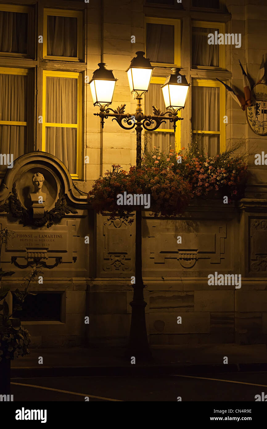 Old style street lights hi-res stock photography and images - Alamy