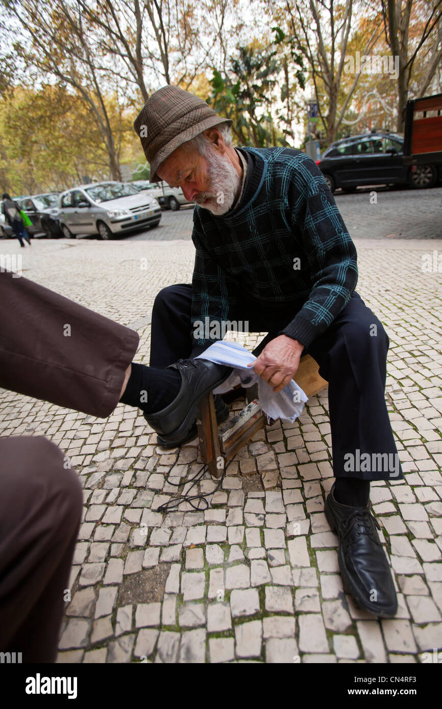 Shoeshiner in downtown Lisbon Stock Photo - Alamy
