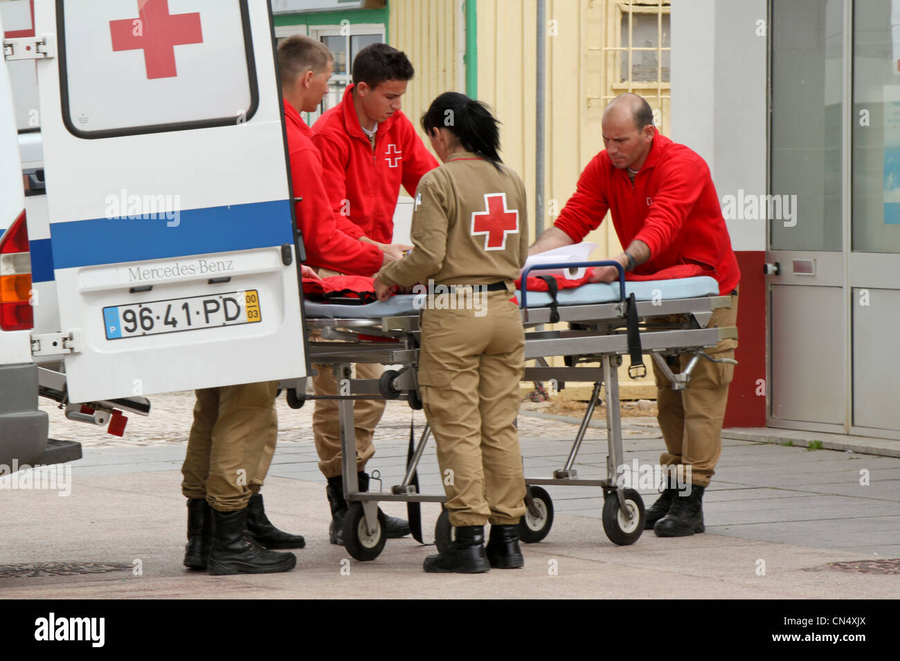 Paramedics hi-res stock photography and images - Alamy