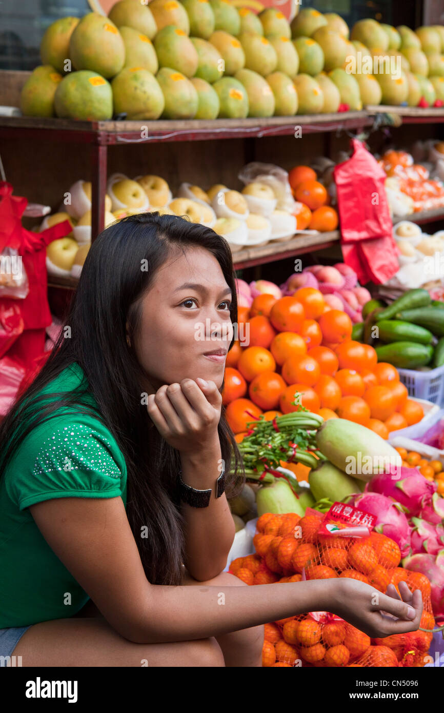 Philippines, Luzon island, Manila, chinatown, a young saleswoman Stock ...