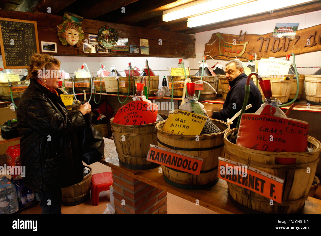 Wine merchant hi-res stock photography and images - Alamy