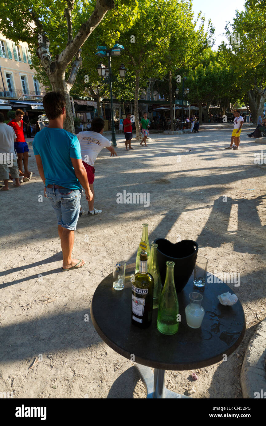 France, Var, Saint Tropez, Place des Lices in the shade of plane trees ...