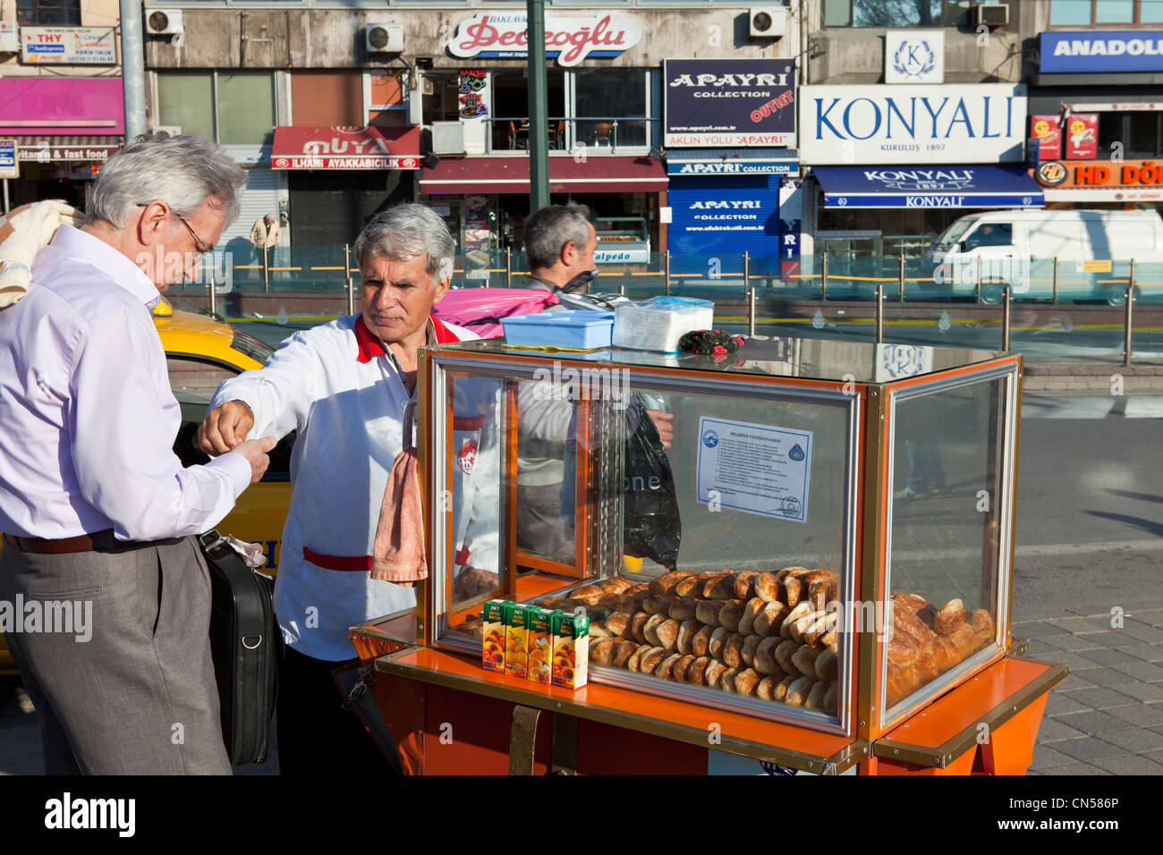 Turkey, Istanbul, Eminönü district, simit vendor (Turkish bread rolls ...