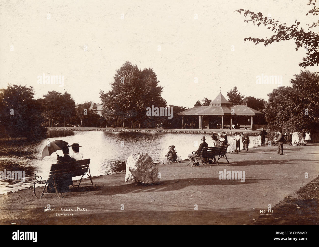 The Pavilion and Lake, West Park, Wolverhampton, 1910 Stock Photo - Alamy