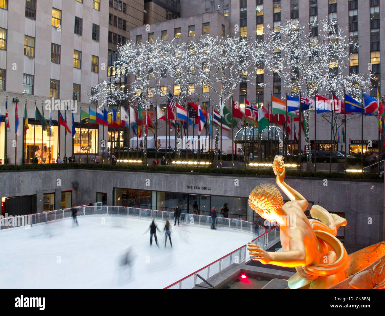 Prometheus and skating rink in Rockefeller Center, NYC Stock Photo - Alamy