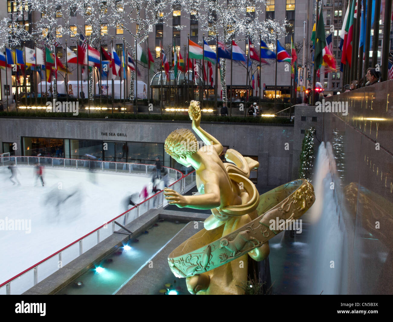 Golden statue of prometheus in rockefeller center new york city hi-res ...