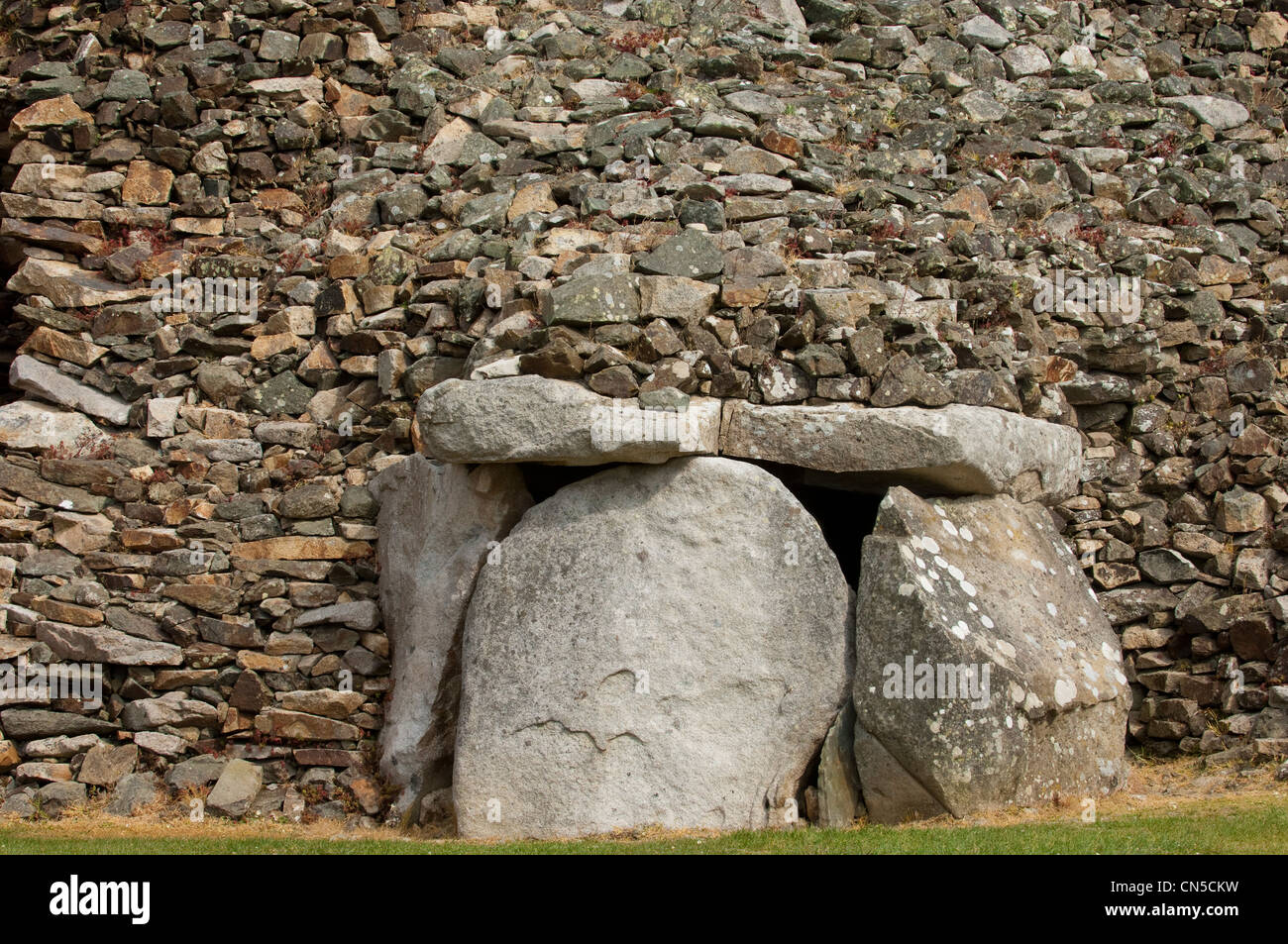 Cairn of barnenez hi-res stock photography and images - Alamy