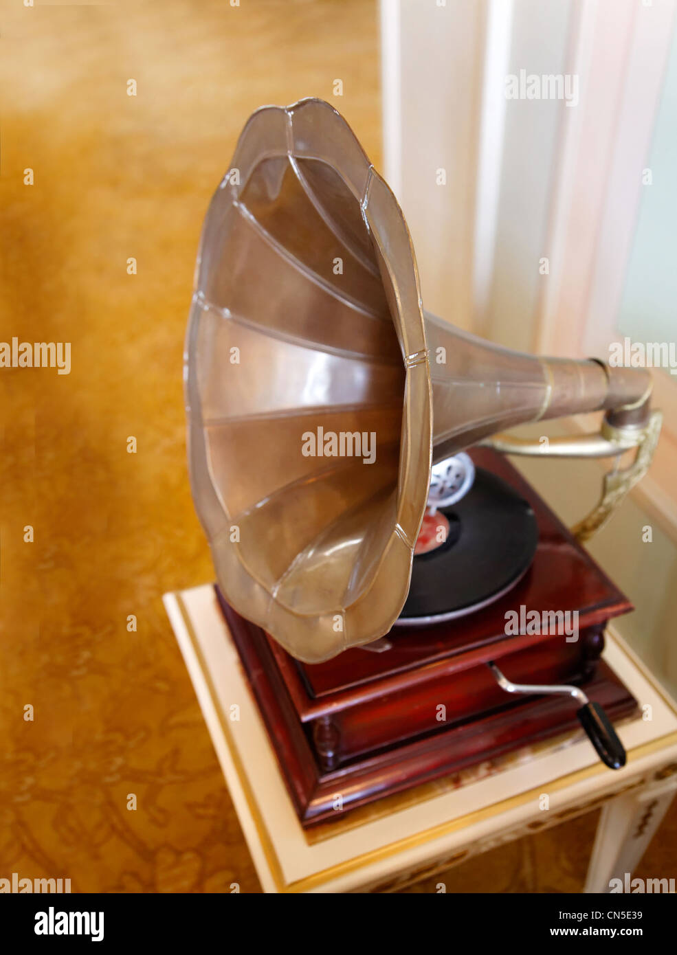 Portrait, old antiquated clockwork gramophone in a room interior ...