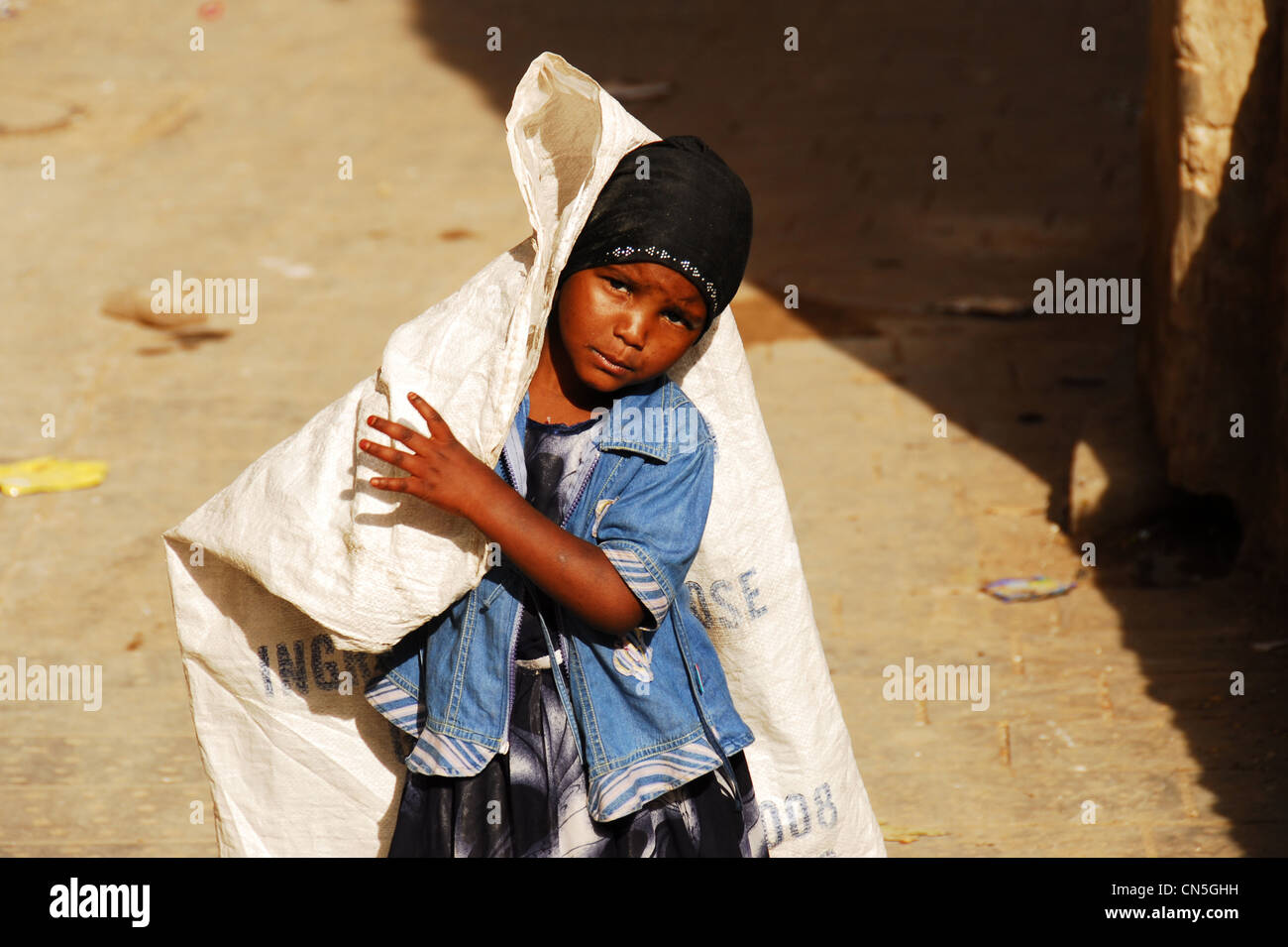 Yemen, Sanaa, child collecting garbage Stock Photo - Alamy