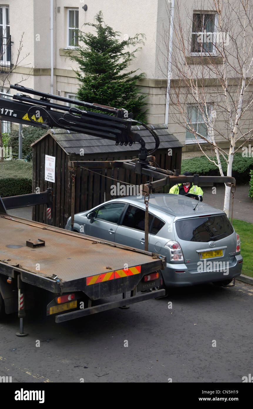 Car being lifted onto removal lorry hi-res stock photography and images ...