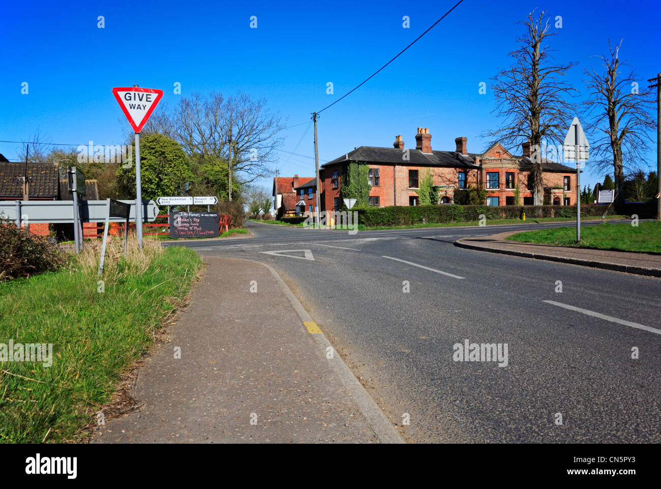 A view of a rural crossroads in the village of Forncett St. Peter ...