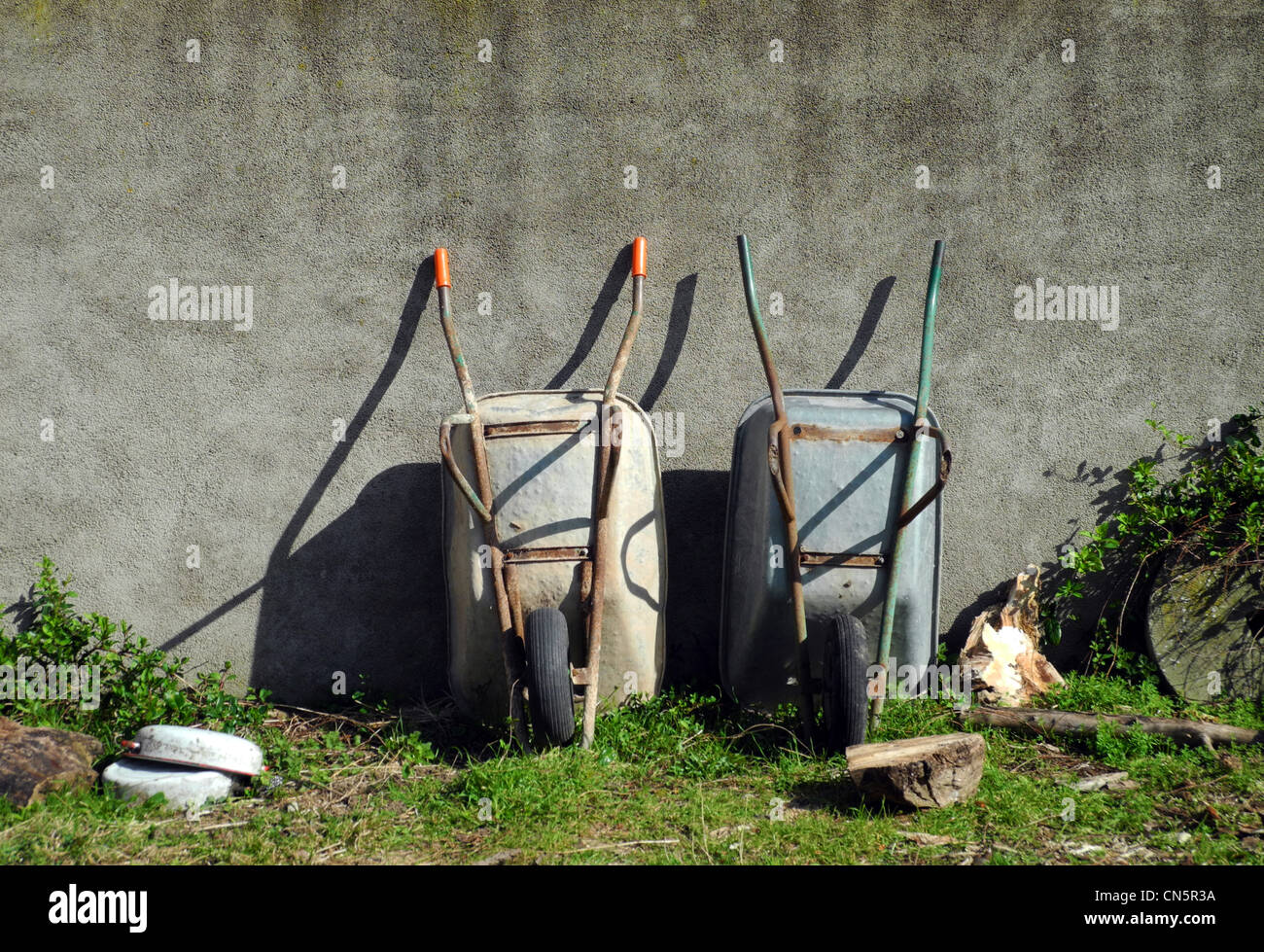 Wheelbarrows up against the wall hi-res stock photography and images ...