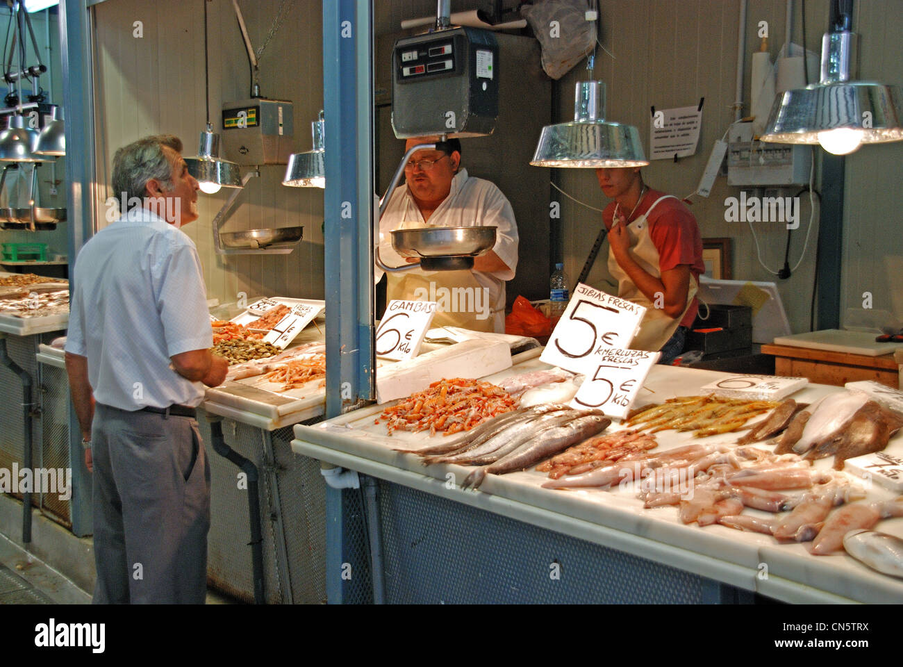 Fish stall indoor market hi-res stock photography and images - Alamy