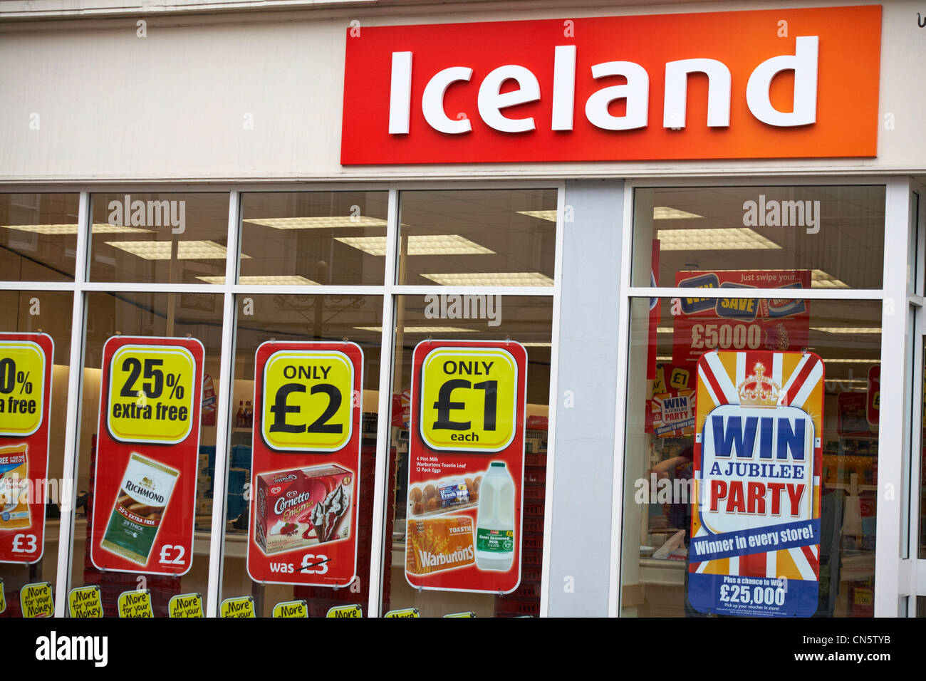Iceland food retailer exterior shop hi-res stock photography and images ...