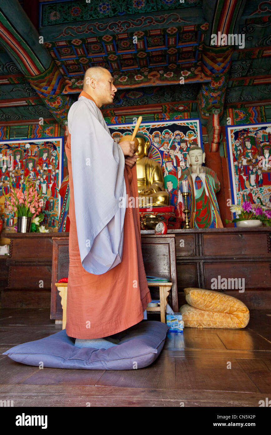 South Korea, South Gyeongsan Province, Hwaeom Buddhiste Temple, monk ...