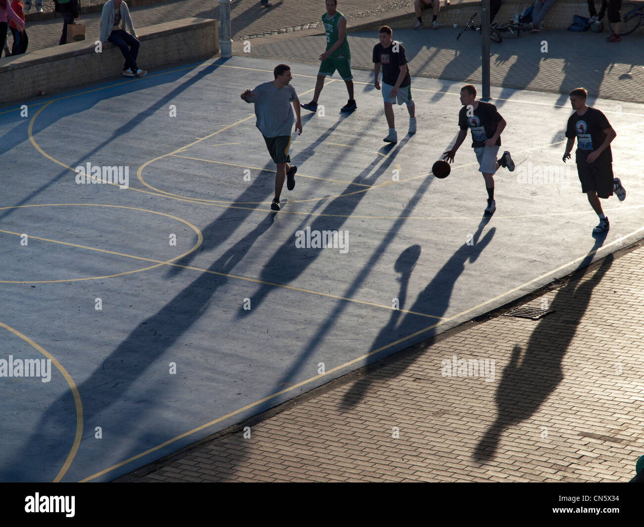 A game of basketball on the Brighton seafront court Stock Photo - Alamy