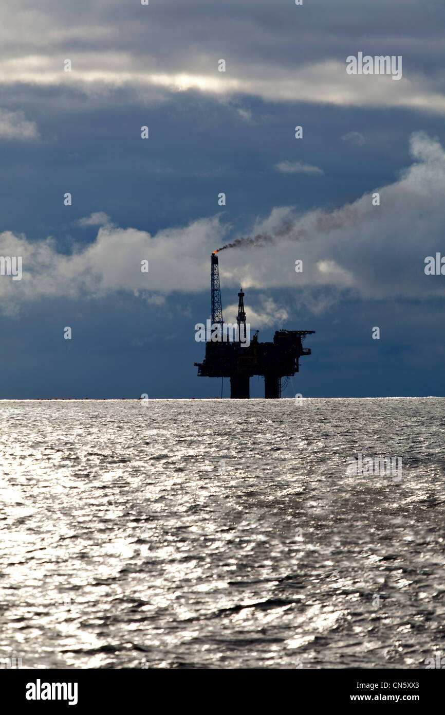 North sea oil rig sea storm hi-res stock photography and images - Alamy