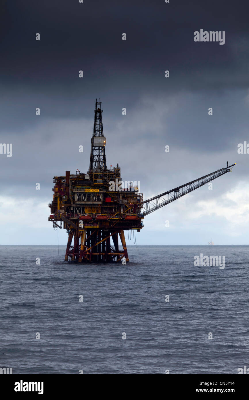 Oil rig and storm hi-res stock photography and images - Alamy