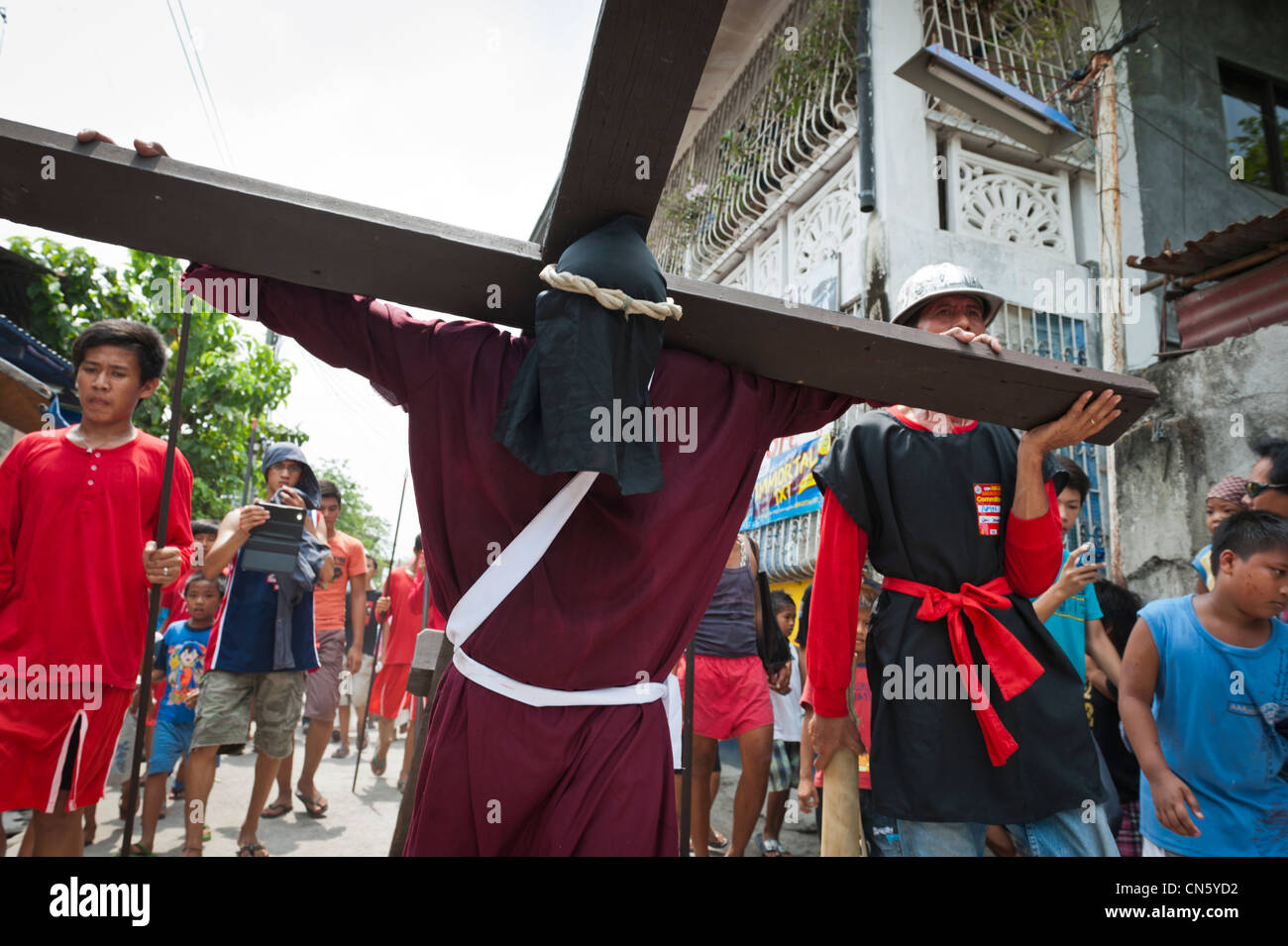 Man carries a cross hi-res stock photography and images - Alamy
