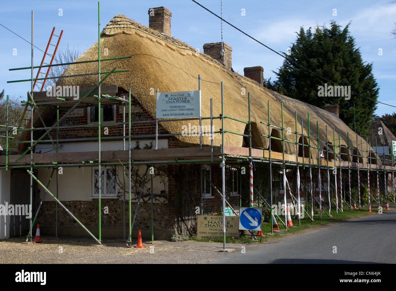 master thatcher work in progress wiltshire england Stock Photo - Alamy