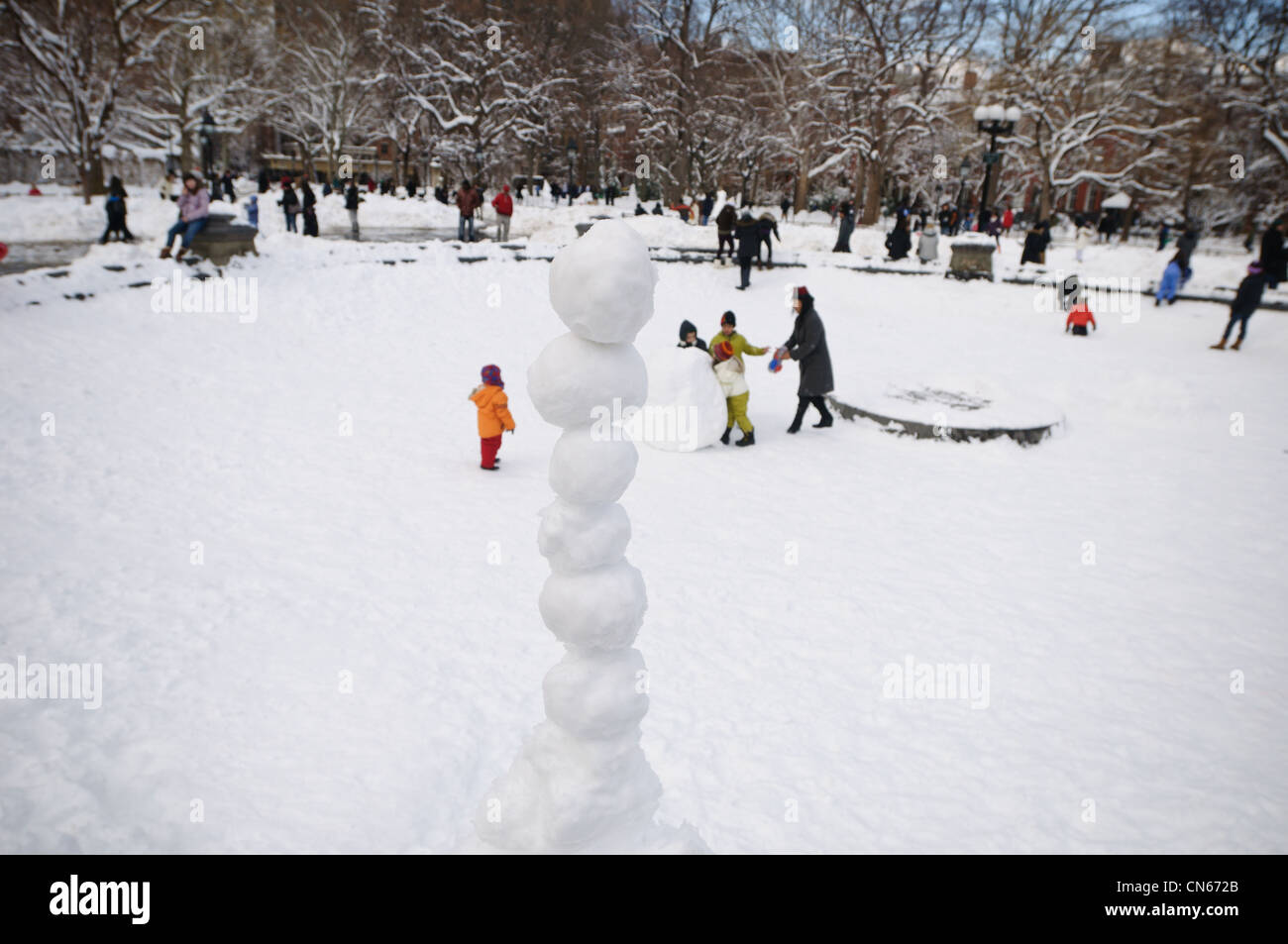 Snowball sculpture hi-res stock photography and images - Alamy