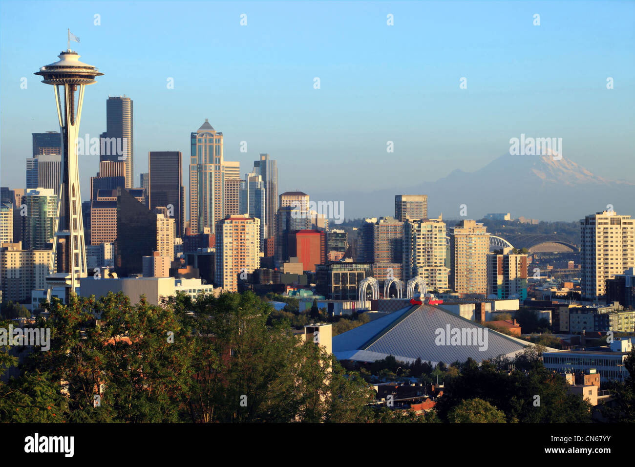 Seattle skyline space needle weather hi-res stock photography and ...