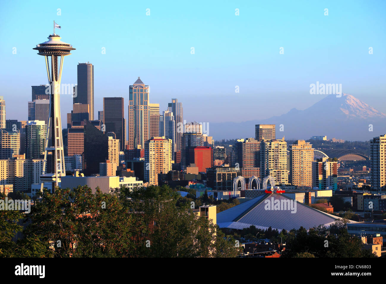 Seattle skyline space needle weather hi-res stock photography and ...