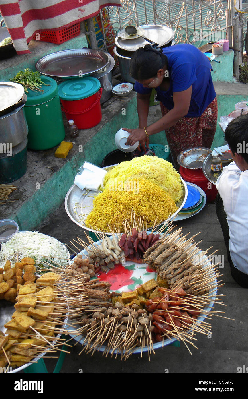 Local market, Golden rock temple, Kyaikhtiyo, Myanmar Stock Photo - Alamy