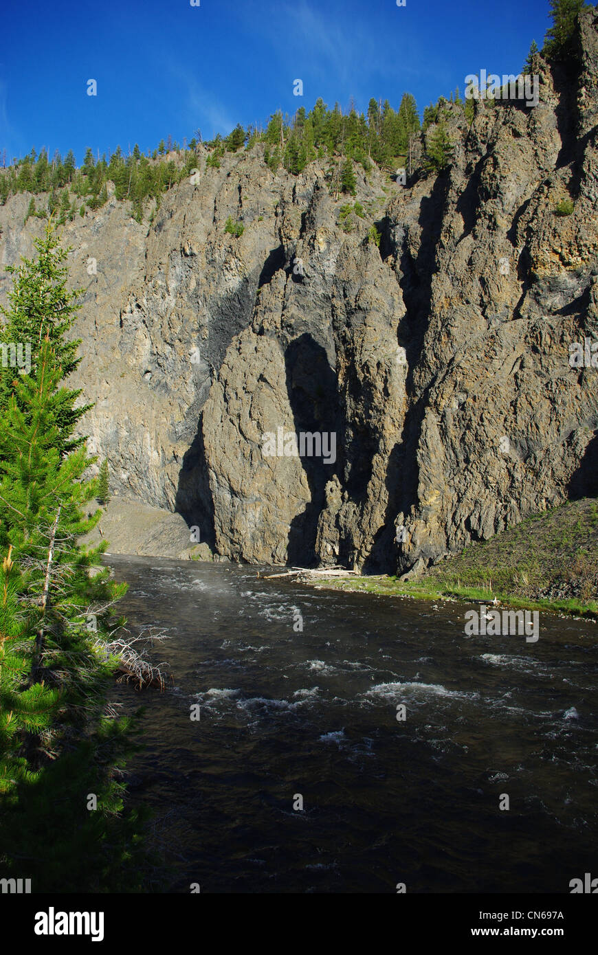 Gray rock and blue water hi-res stock photography and images - Alamy