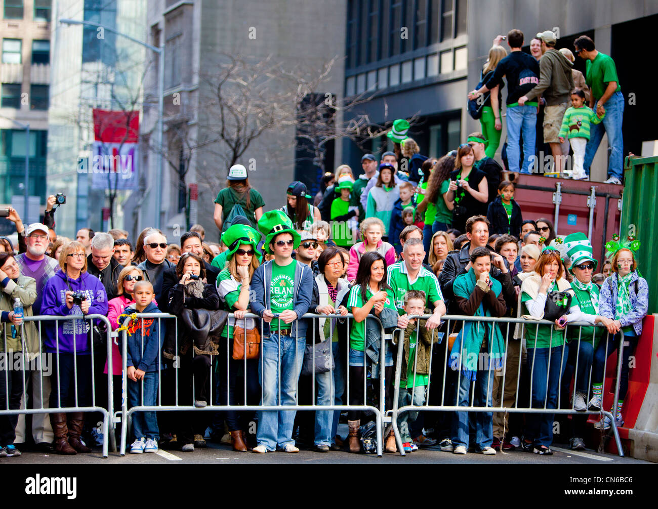 St patricks parade spectators hi-res stock photography and images - Alamy