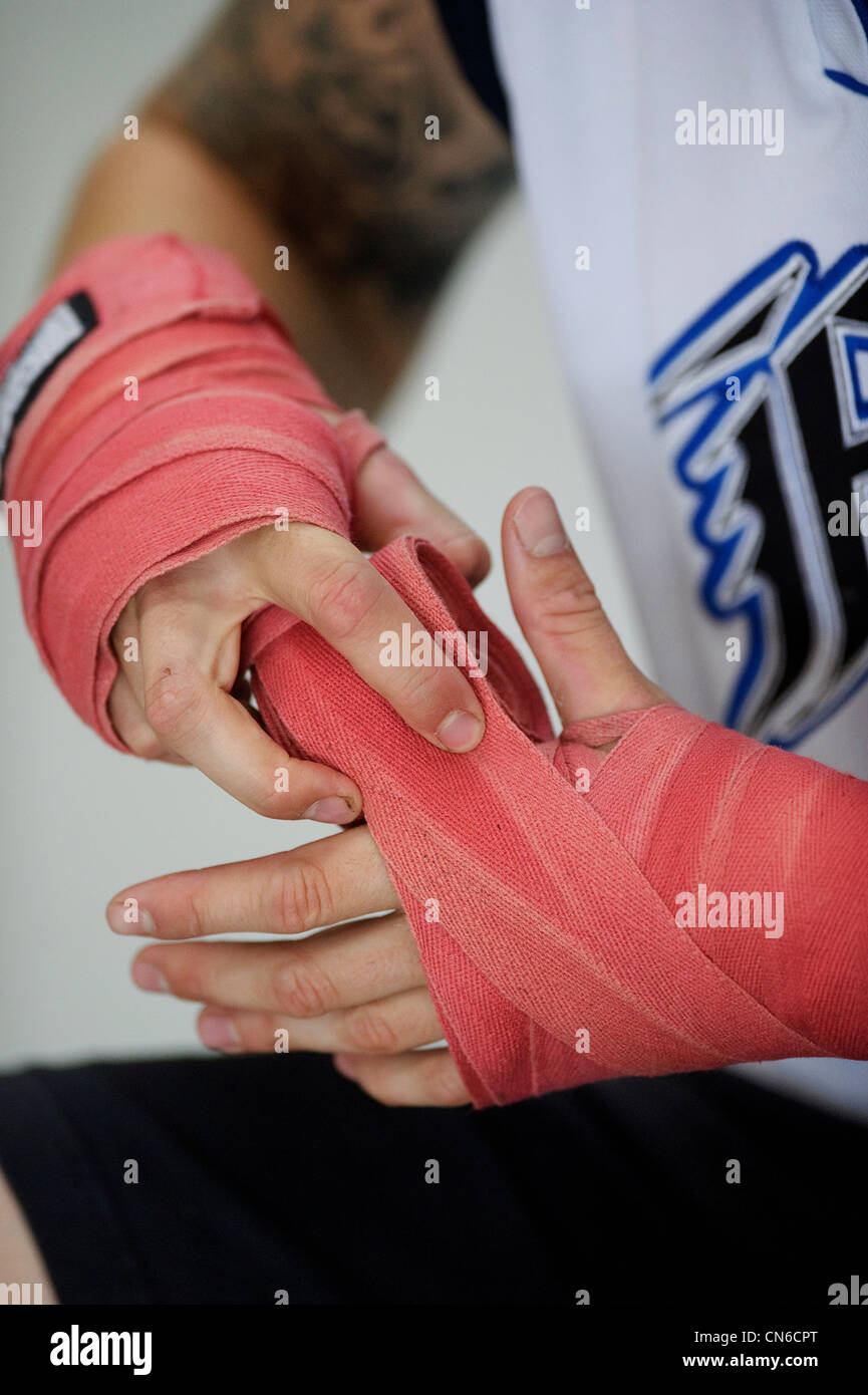 Thumb fight hi-res stock photography and images - Alamy