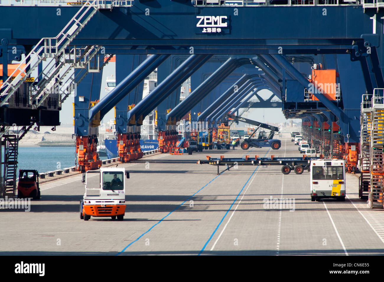 Shipping containers rotterdam hi-res stock photography and images - Alamy