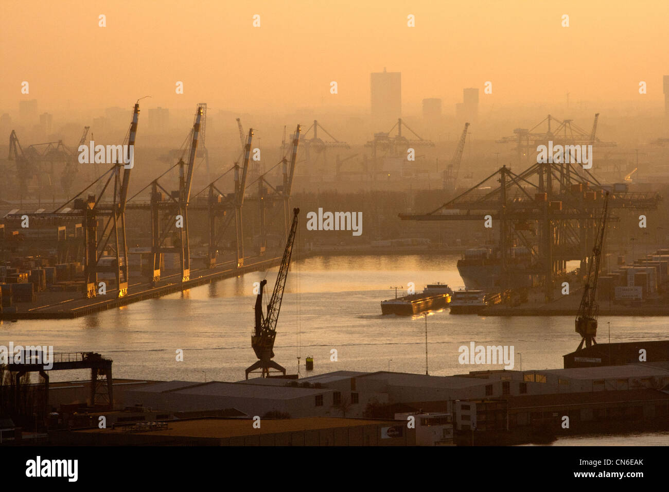 Rotterdam harbor netherlands hi-res stock photography and images - Alamy