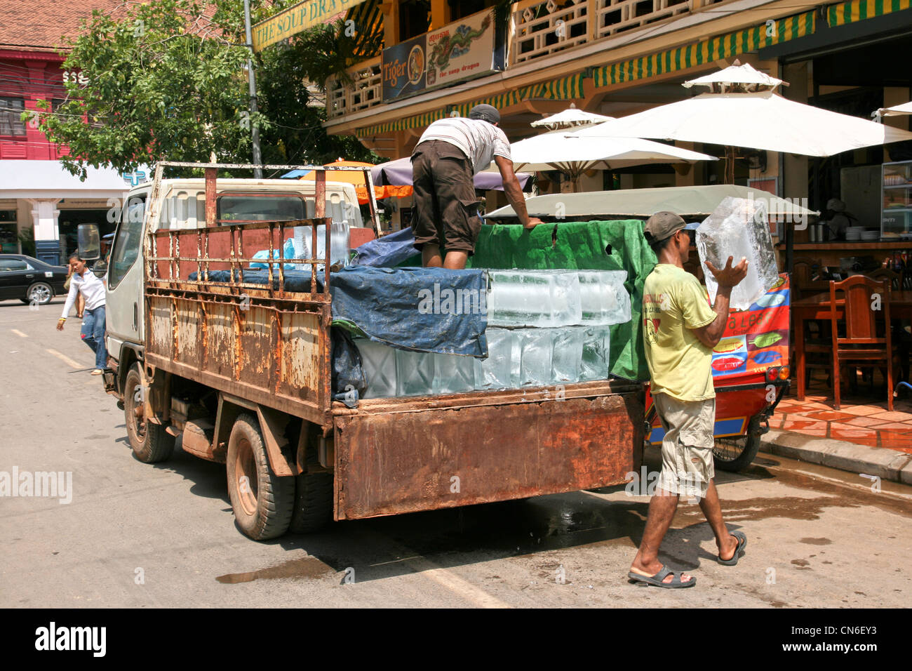 Lorry ice hi-res stock photography and images - Alamy