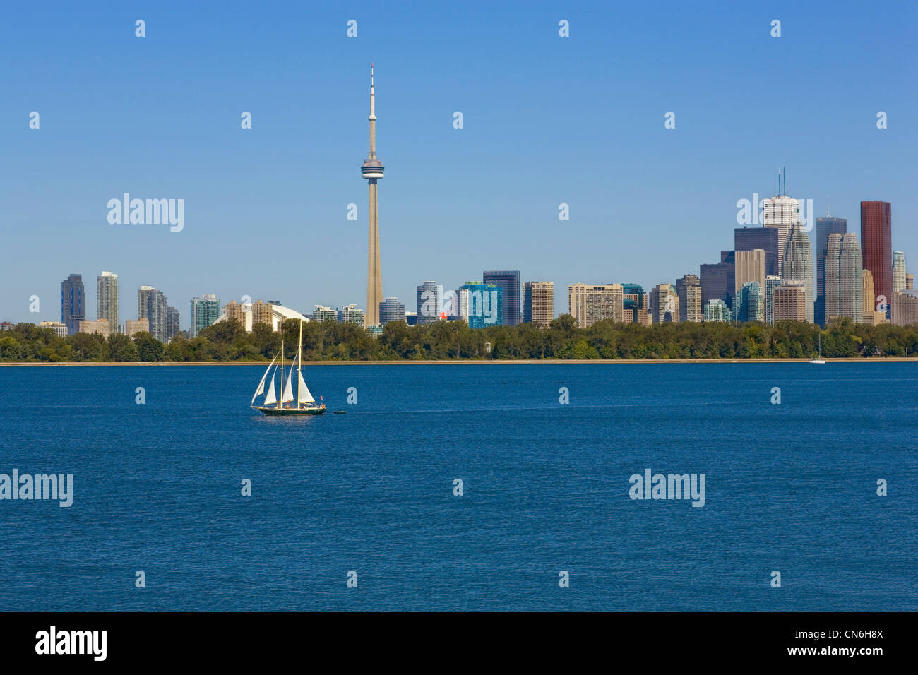 Skyline toronto sailboat skyscraper hi-res stock photography and images ...