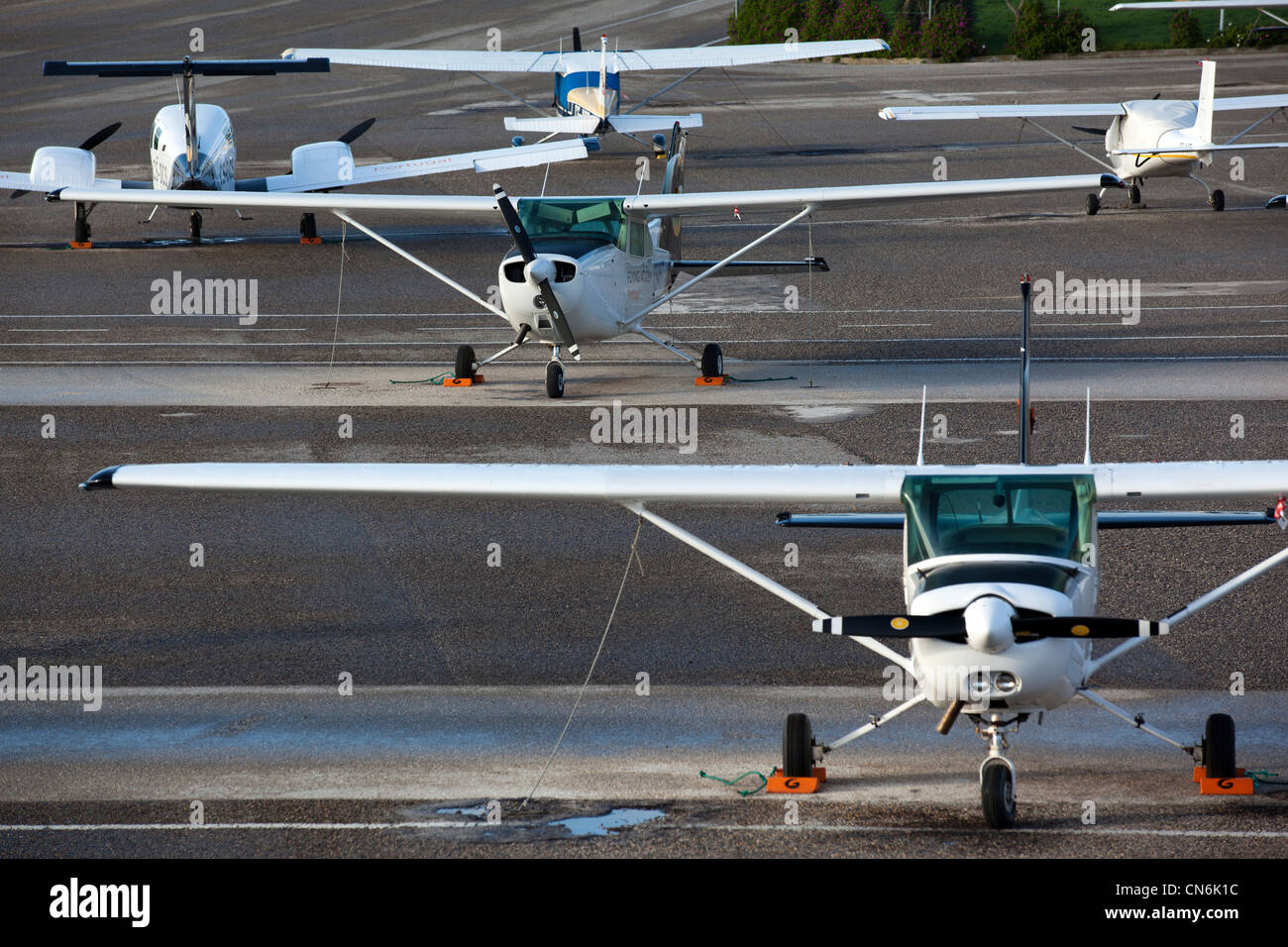 Plane terminals hi-res stock photography and images - Alamy