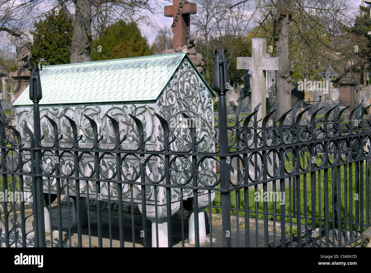 Brompton cemetery catacombs hi-res stock photography and images - Alamy