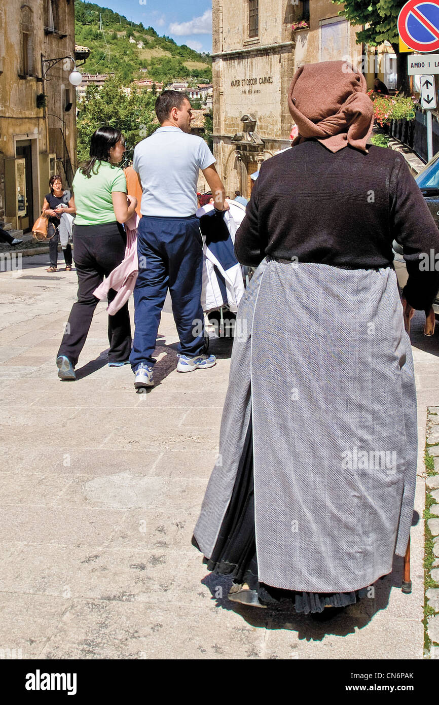 Traditional costume abruzzo hi-res stock photography and images - Alamy