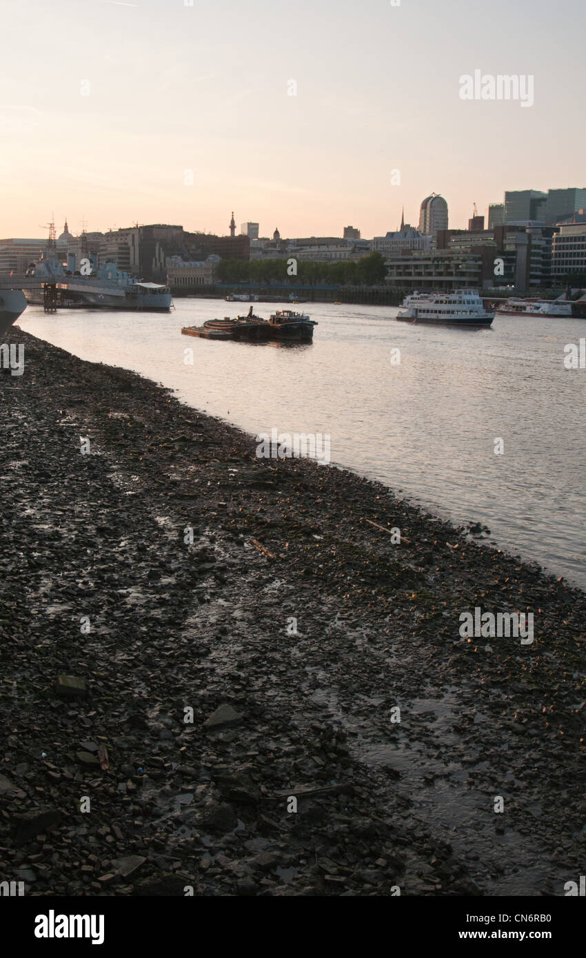 Thames bank london tide hi-res stock photography and images - Alamy
