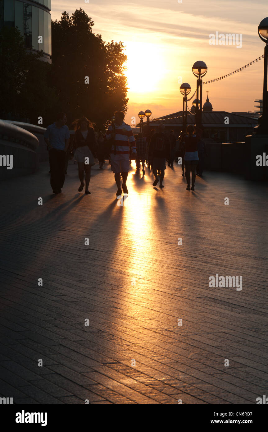 Uk sunset people walking silhouette hi-res stock photography and images ...