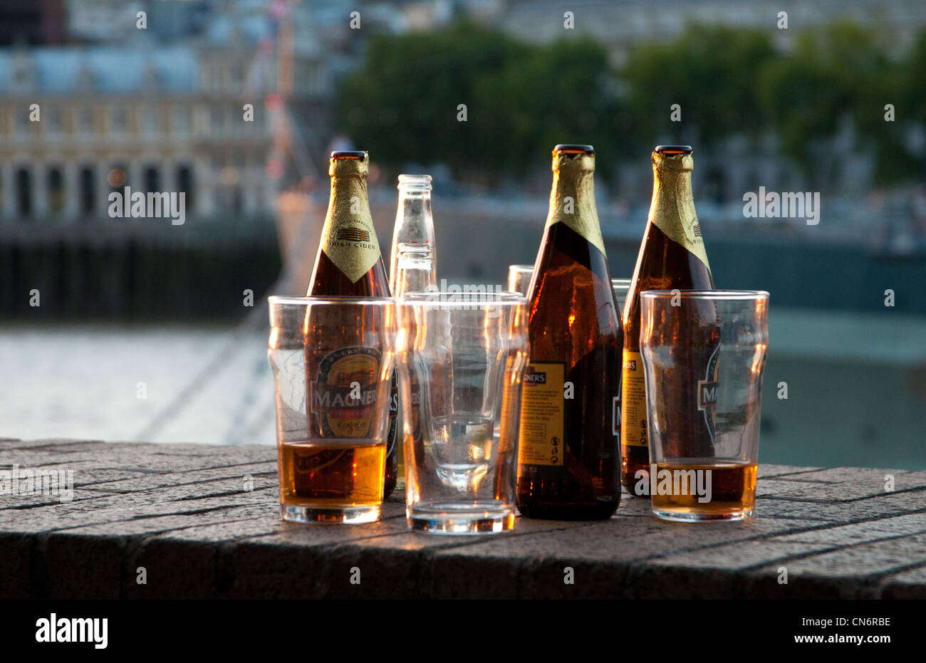 Empty pint glasses hi-res stock photography and images - Alamy