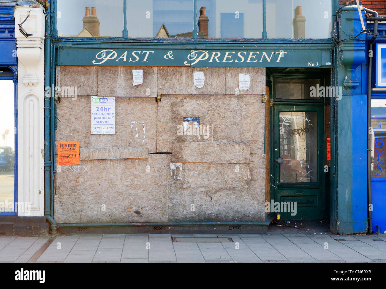 Boarded up shop Stock Photo - Alamy