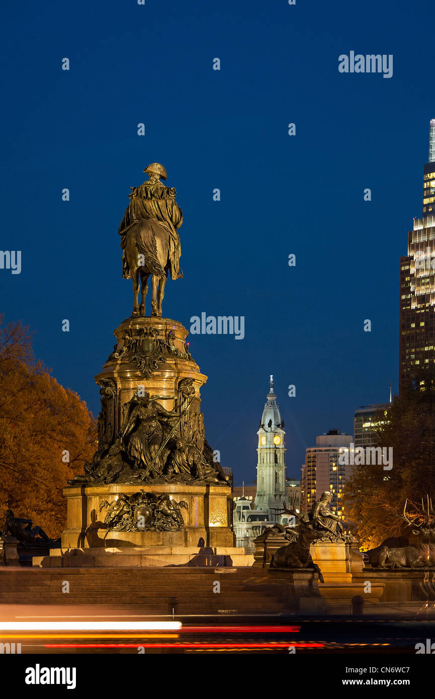 The Washington Monument at Eakins Oval looks to City Hall, Philadelphia ...