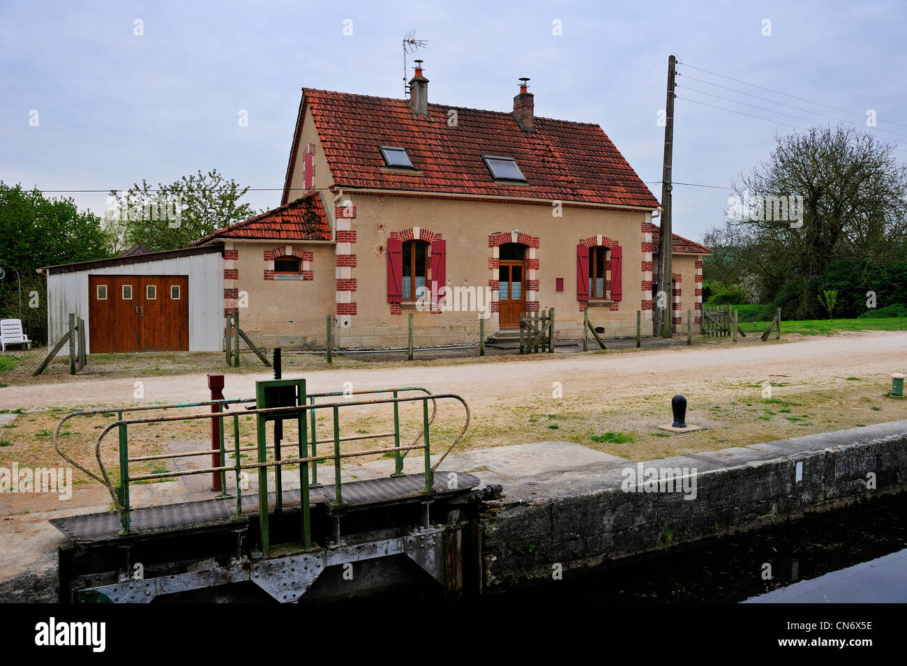 Canal du nivernais lock keepers cottage hi-res stock photography and ...