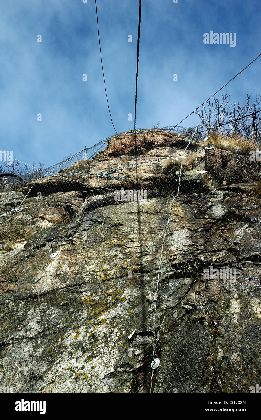 Wire mesh retaining wall hi-res stock photography and images - Alamy