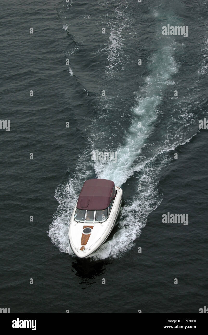 Motorboat ocean race hi-res stock photography and images - Alamy