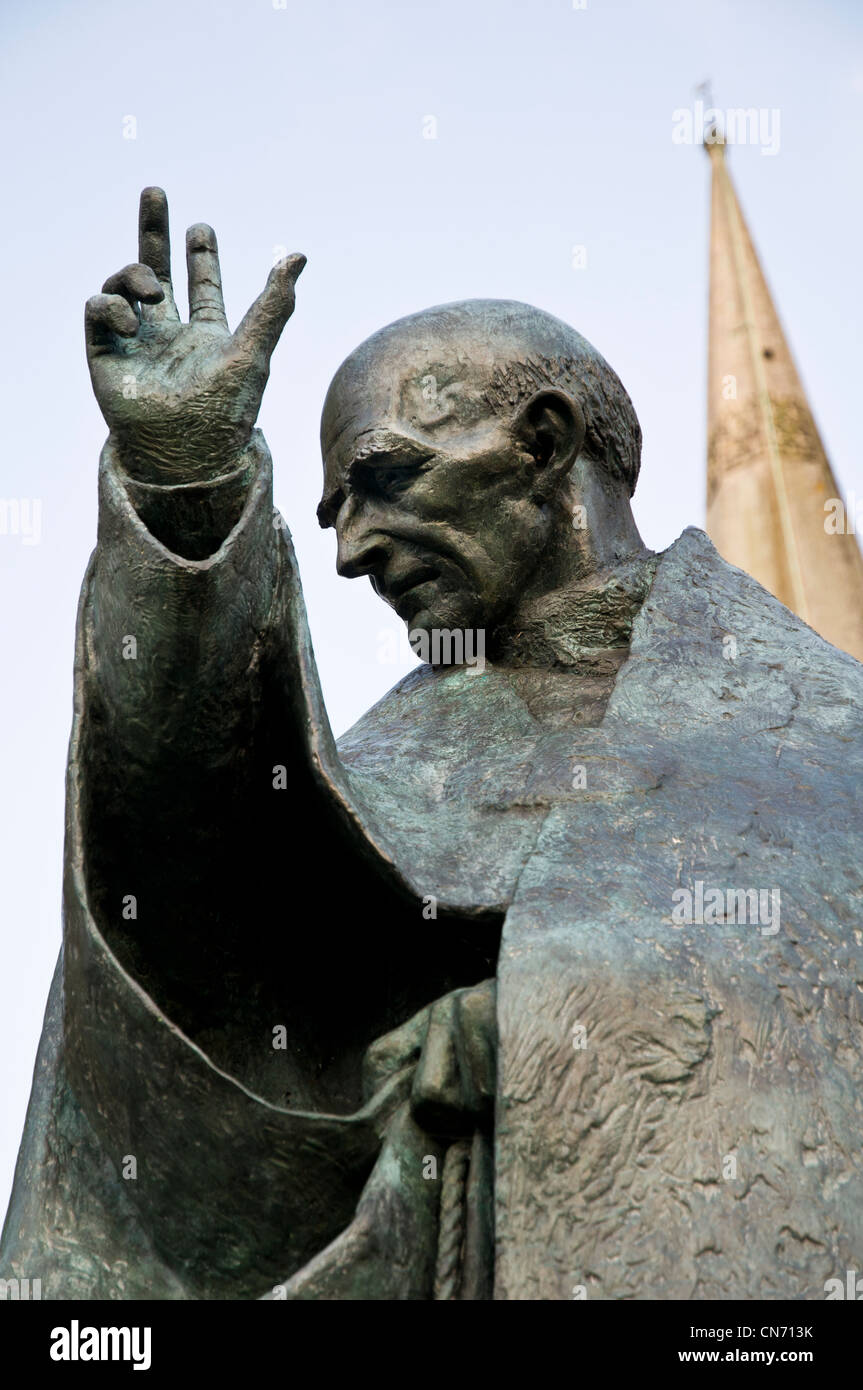 Statue of St Richard in the grounds of Chichester Cathedral, Chichester ...