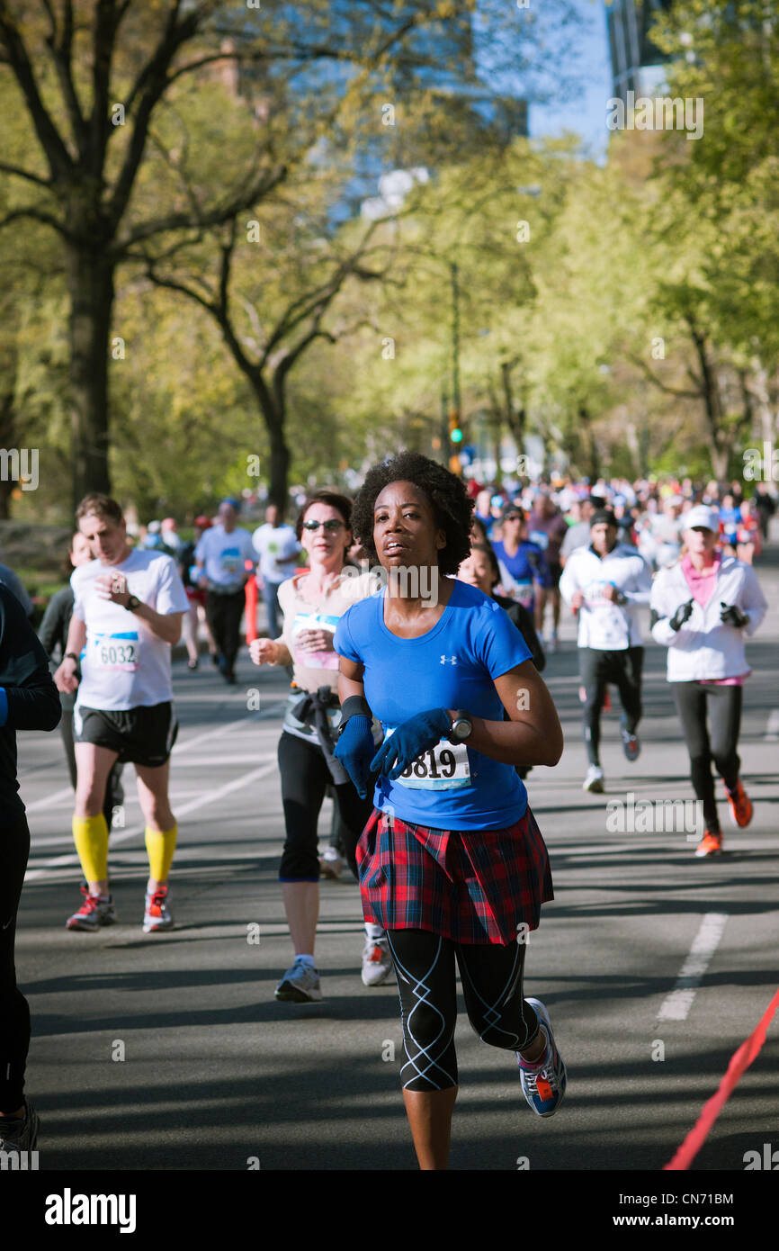 Over 10,000 runners race around Central Park in New York for the 10K ...