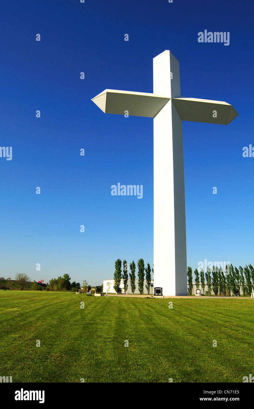 Christian cross monument at Effingham, Illinois USA Stock Photo - Alamy