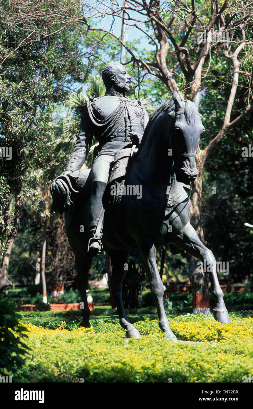 India, Mumbai (Bombay), the statue of King George VII at the entrance ...